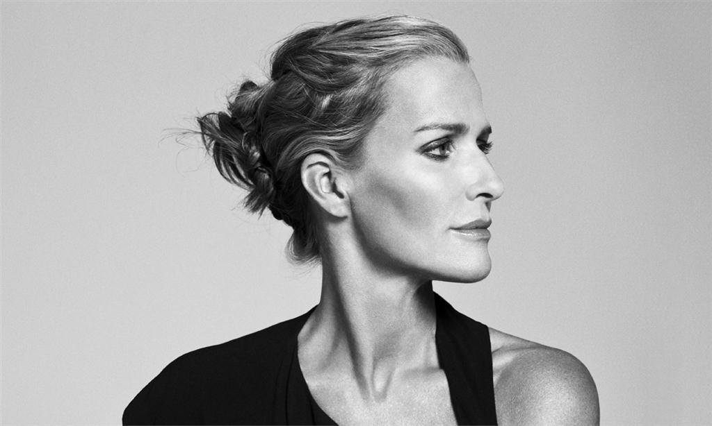 Designer India Hicks speaks at the Design Exchange